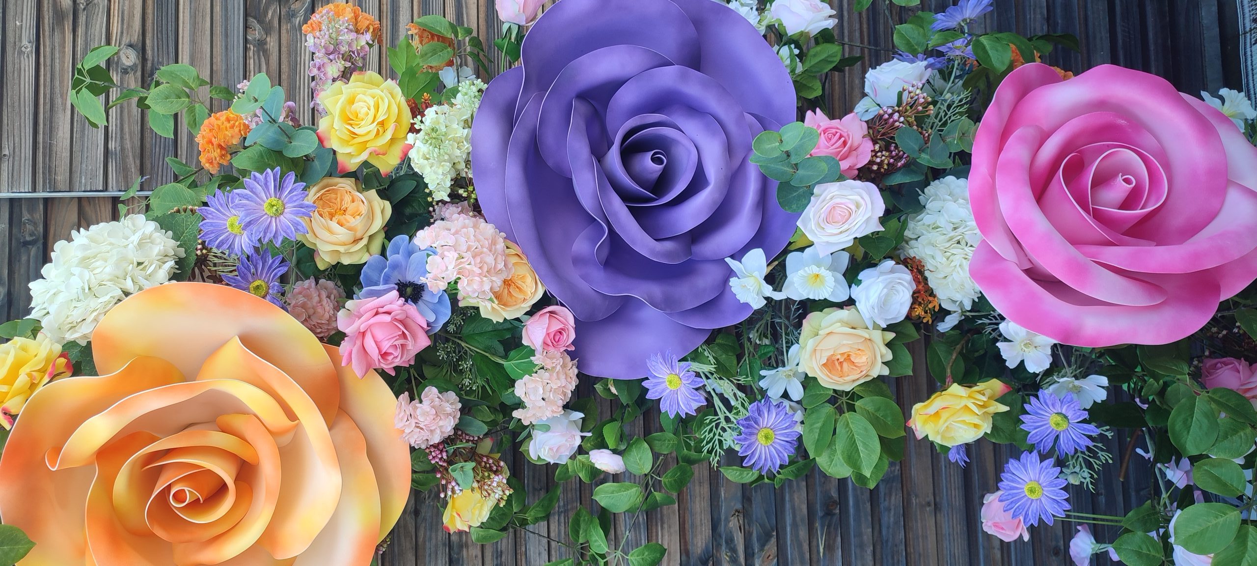 Experte dans la création de fleurs géantes et artificielles
